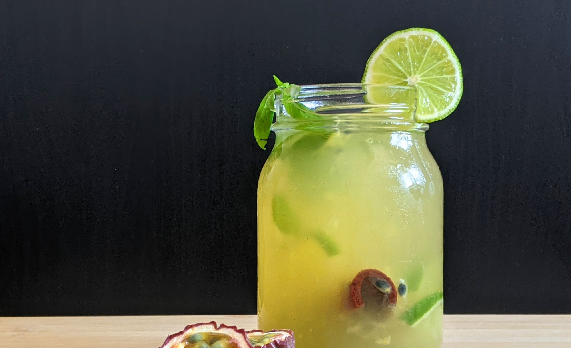 Sumo de maracujá e manjericão